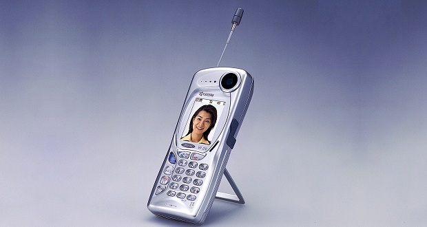 Así era el Kyocera VP-210 el primer teléfono con cámara de la historia ...